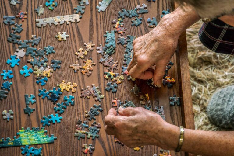Winter Activities for Dementia: Keeping a Loved One Engaged